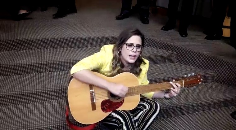 Diario HOY | VIDEO| Kattya hizo una peña mientras esperaba inicio de ...