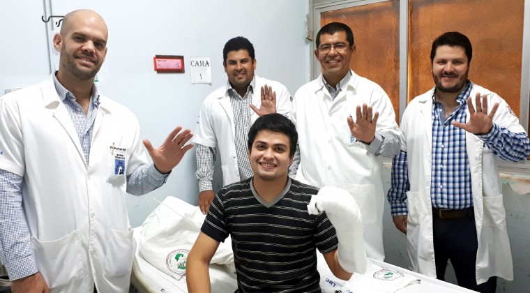 Diario HOY | Paciente con implante de mano amputada recibió el alta ...