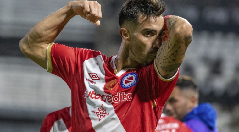 Diario HOY | Gabriel Ávalos conduce al Bicho a la cima de su grupo en ...